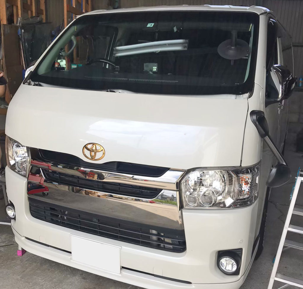 自動車ガラス交換、トヨタ ハイエース フロントガラス交換（サンテクト）施工で入庫。｜自動車ガラス名古屋.com